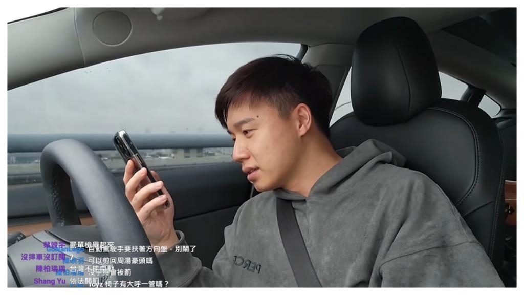 Toyz開特斯拉「雙手放開」低頭滑手機！遭勸反嗆：不需要看前方｜四季線上4gTV