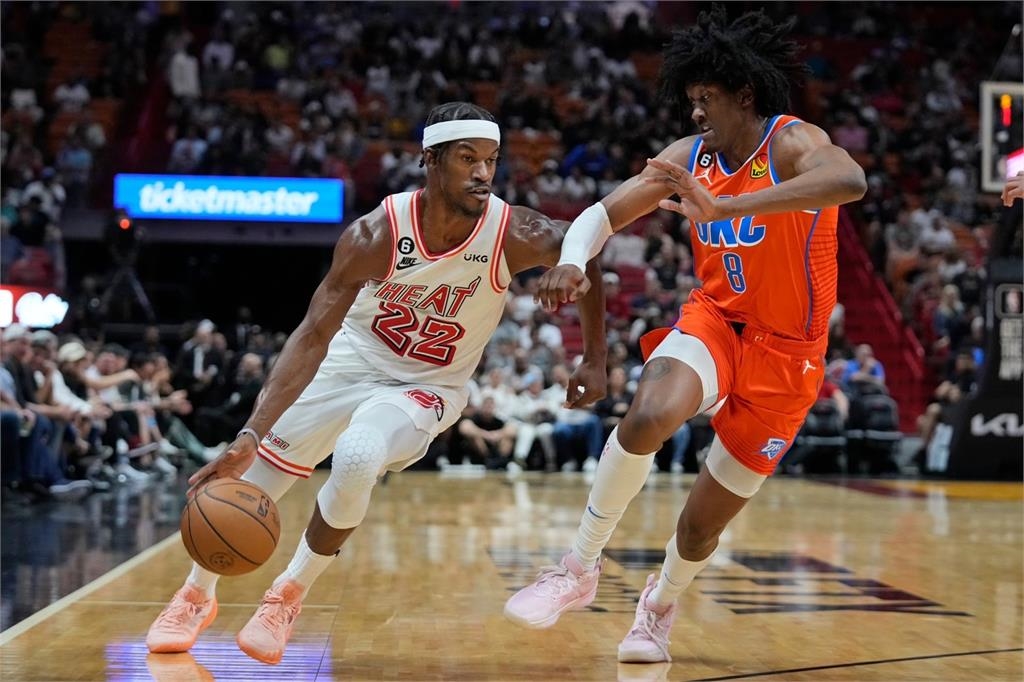 NBA／太壞了！天外飛來1把「電動按摩槍」 球員全傻眼「竟是他丟的」｜四季線上4gTV