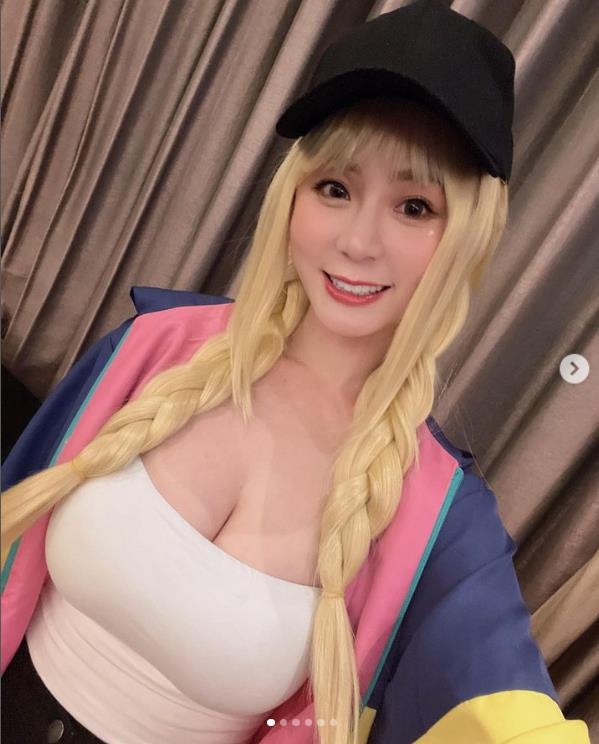 短今罕見Cos變身金髮辣妞！99％還原《派對咖》驚見這部位超進化｜四季線上4gTV