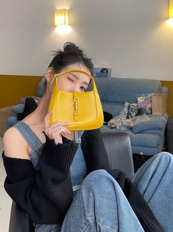 IU認愛後尺度大開！歪頭甜笑「內裡只穿bra」400萬粉狂讚｜四季線上4gTV