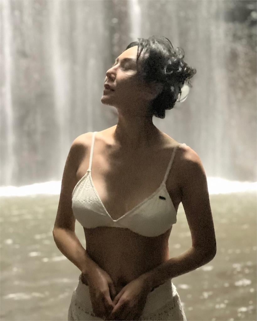 47歲洪曉蕾掌握流量密碼！深U泳衣「差點掉出來」網嗨：貨真價實｜四季線上4gTV