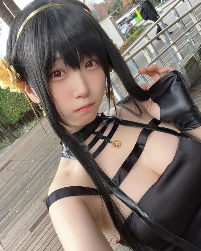 殘酷對比圖曝光！神級Coser伊織萌挨批「很普過譽」 網掀2派論戰｜四季線上4gTV