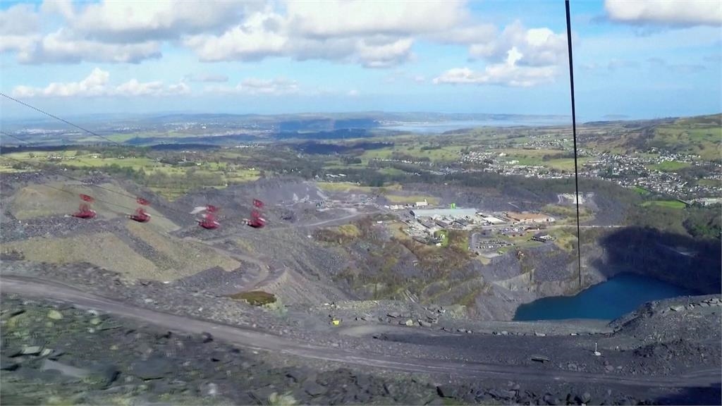 時速160公里俯衝而下 英國85歲嬤挑戰世界最快飛索｜四季線上4gTV