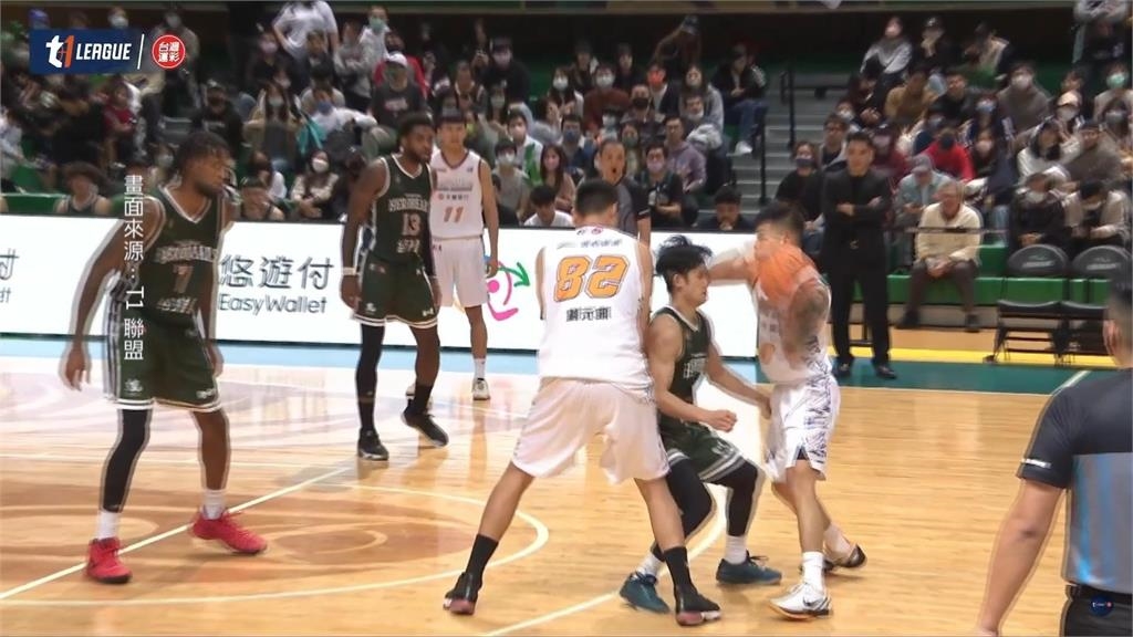 籃球／一秒就開打「熊豹大亂鬥」紅到國外！網：比NBA明星賽好看｜四季線上4gTV