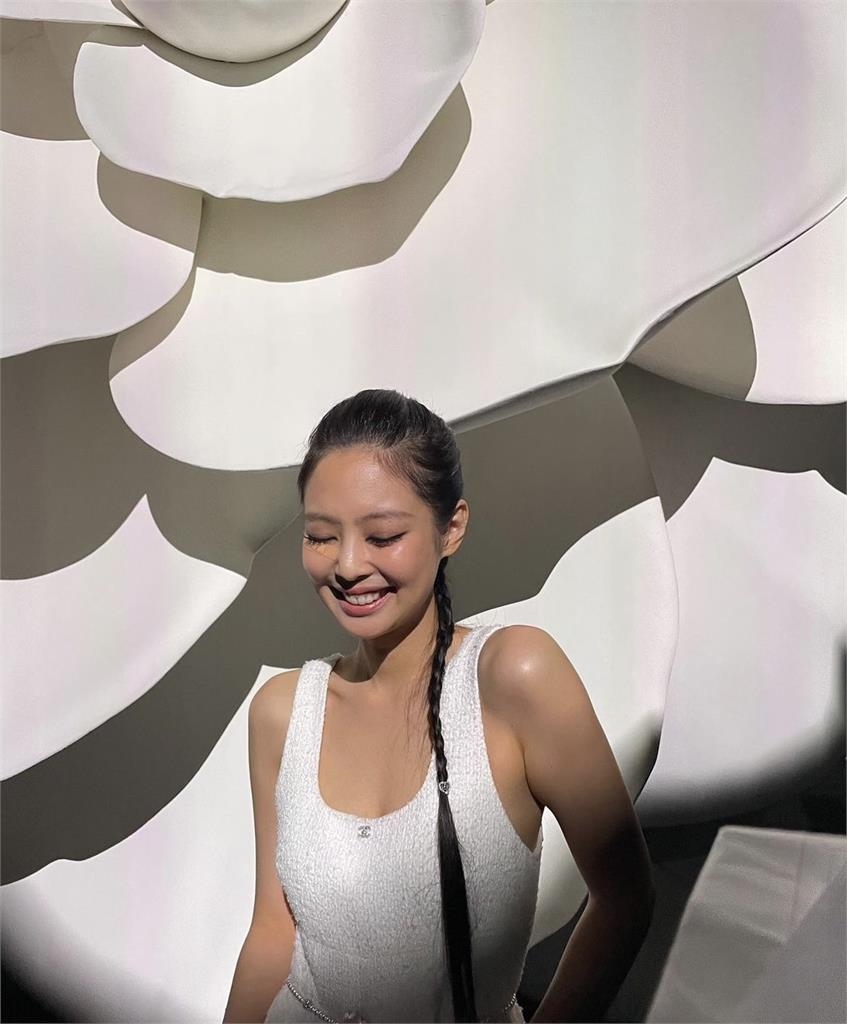 都曾是「GD女友」！Jennie緊貼小松菜奈自拍 神仙顏值400萬人暴動｜四季線上4gTV