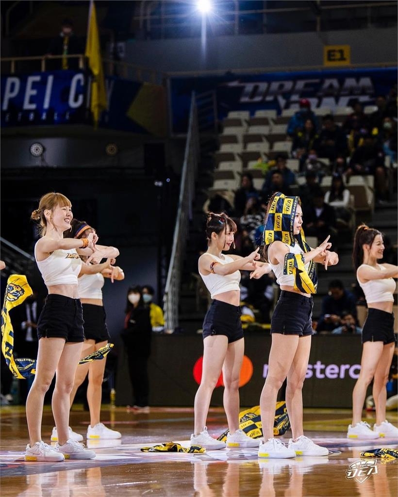 啦啦隊女孩也懂Logo Shot！她熱舞完「神來一丟」隊友超萌反應曝｜四季線上4gTV