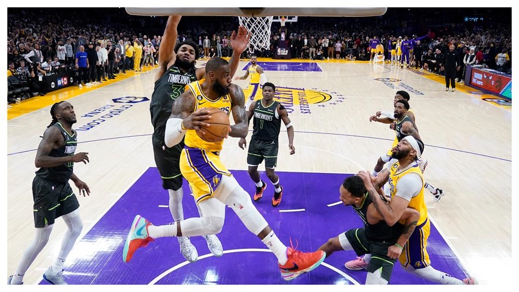 NBA／詹皇燃燒小宇宙！附加賽45分鐘狂砍30分逆轉灰狼晉級季後賽｜四季線上4gTV