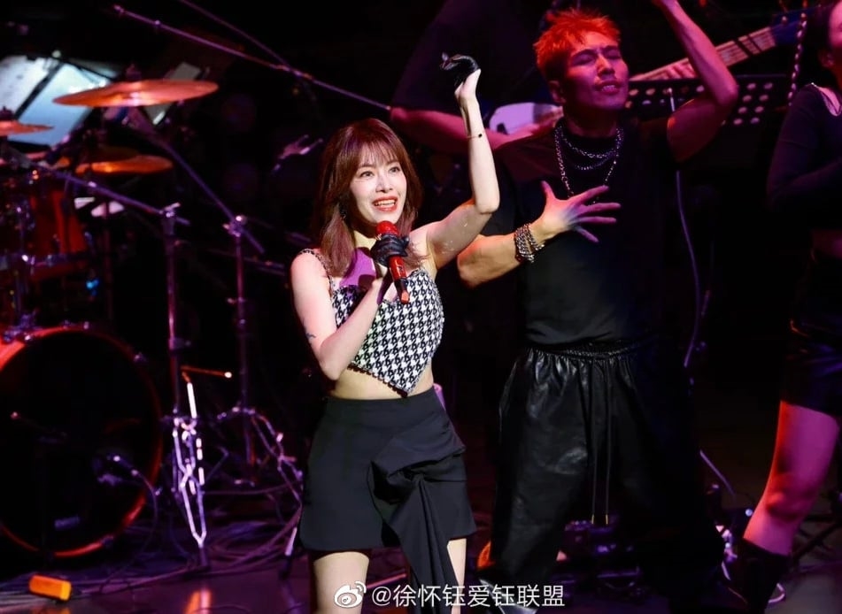 徐懷鈺太扯了！「愛心布」遮春光誠意滿出來 45歲辣爆開唱震撼全場｜四季線上4gTV