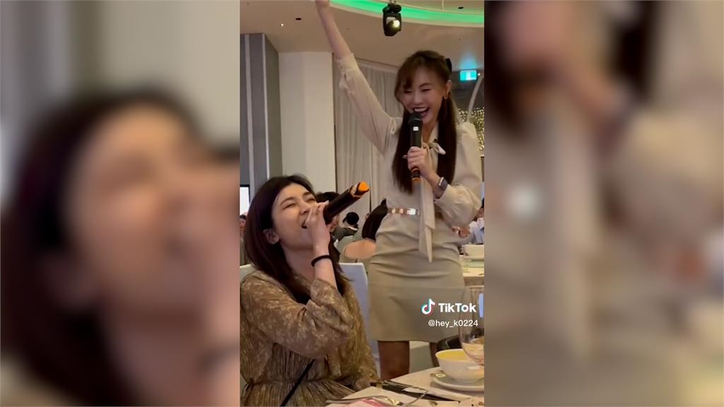 表裡不一？正妹被cue《對的人》矜持不想唱 後面「飆高音」拉麥狂炫技｜四季線上4gTV