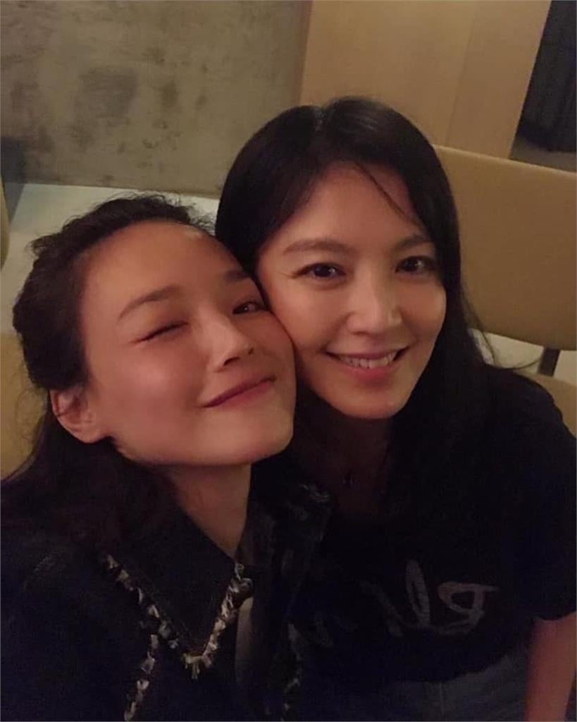 47歲林熙蕾曬度假美照！緊身小背心炸出「逆天身材」網驚：不科學｜四季線上4gTV