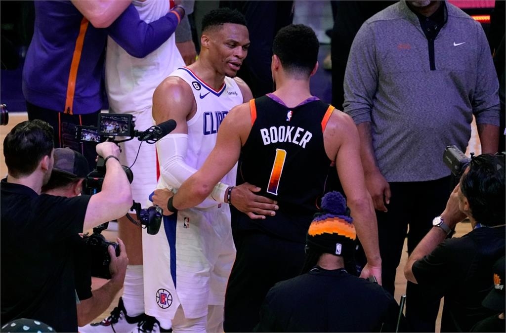 NBA／單節25分壓過快艇整隊！太陽「奪命書生」布克飆47分率隊晉級｜四季線上4gTV