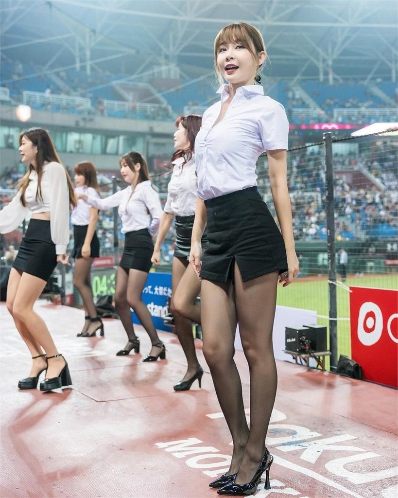 多圖／陳怡叡「純欲OL裝」送勞工福利！極致黑絲香翻萬網：心曠神怡｜四季線上4gTV