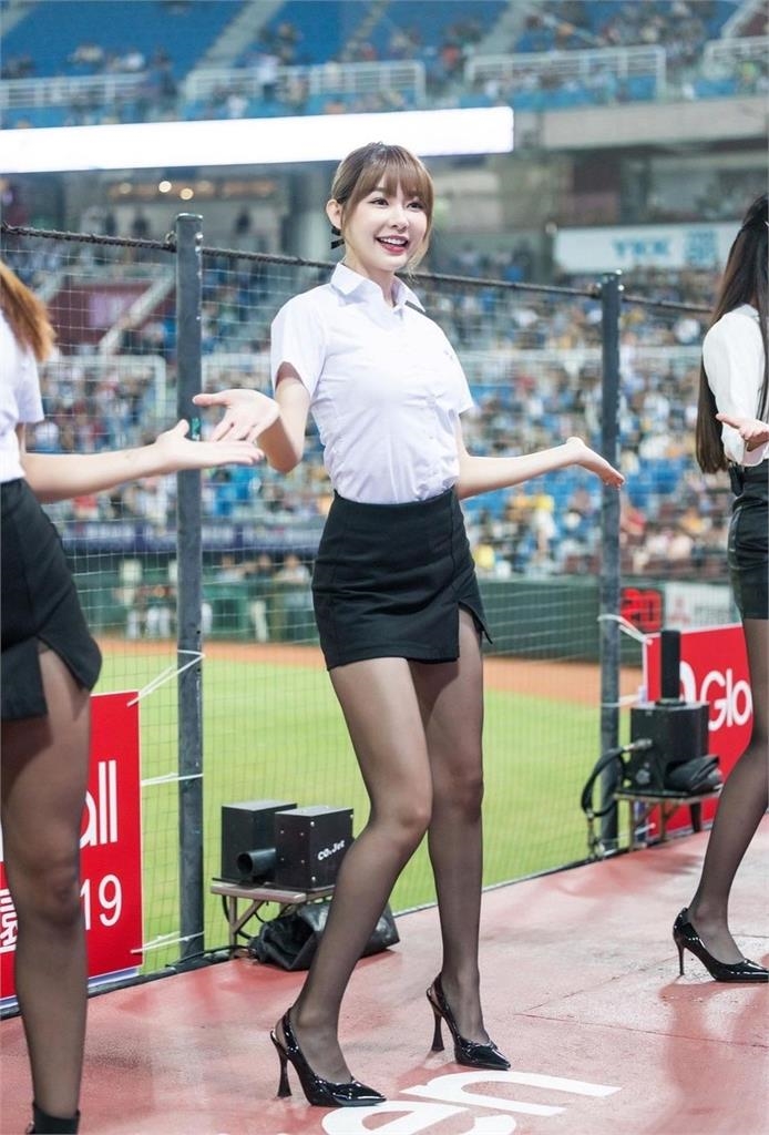 多圖／陳怡叡「純欲OL裝」送勞工福利！極致黑絲香翻萬網：心曠神怡｜四季線上4gTV