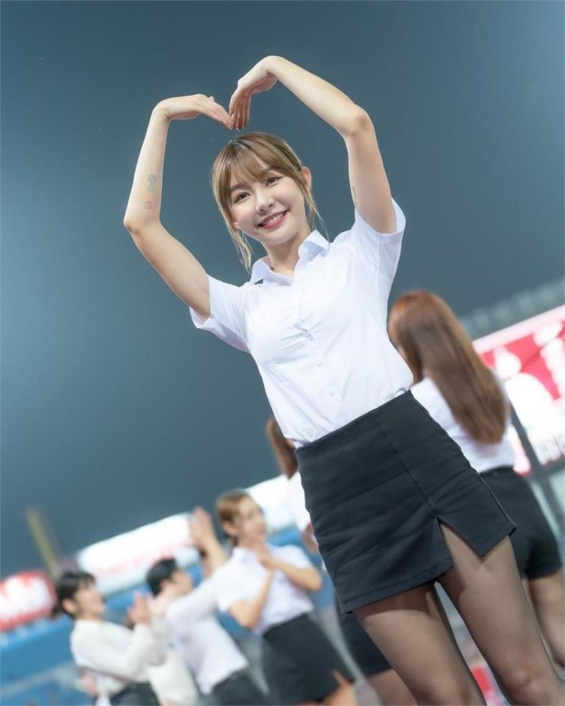 多圖／陳怡叡「純欲OL裝」送勞工福利！極致黑絲香翻萬網：心曠神怡｜四季線上4gTV