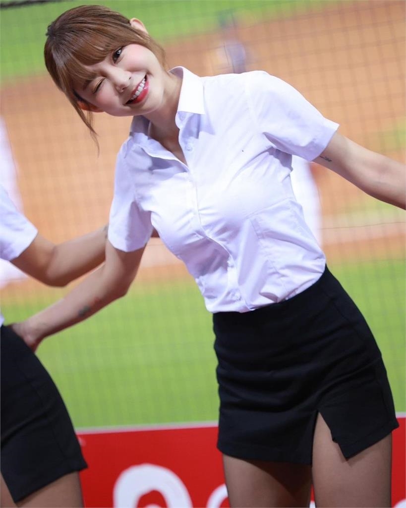 多圖／陳怡叡「純欲OL裝」送勞工福利！極致黑絲香翻萬網：心曠神怡｜四季線上4gTV