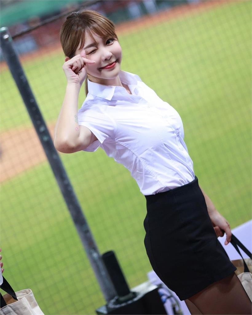 多圖／陳怡叡「純欲OL裝」送勞工福利！極致黑絲香翻萬網：心曠神怡｜四季線上4gTV