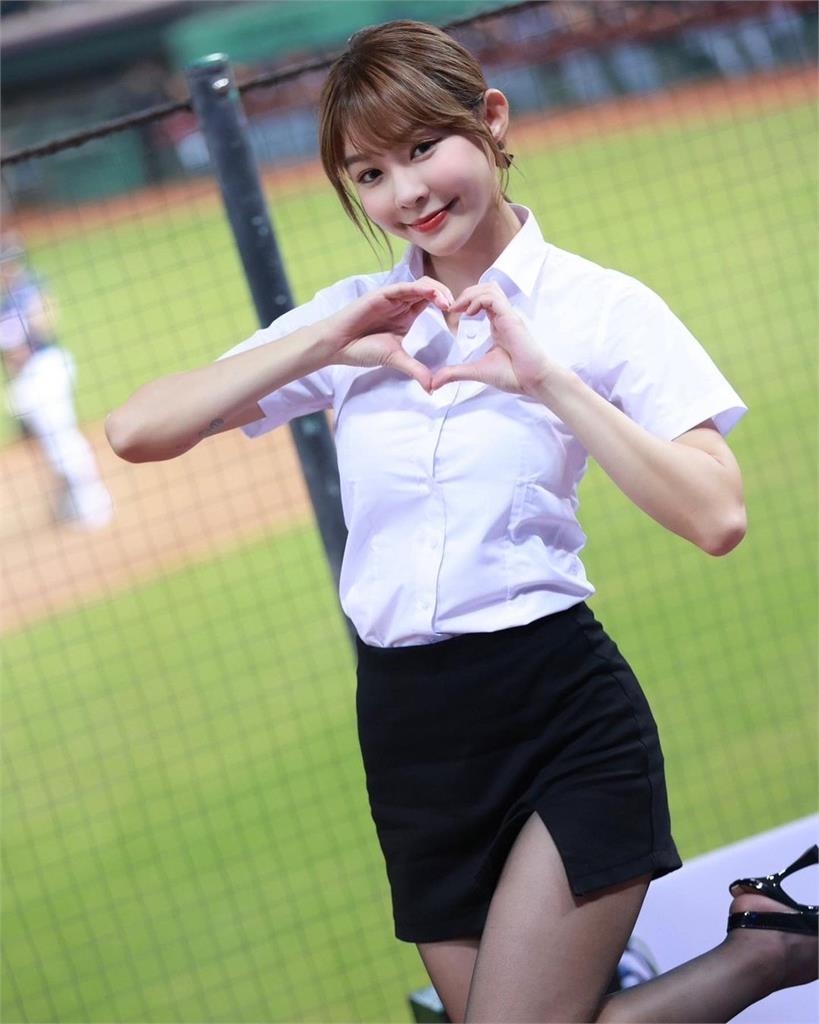 多圖／陳怡叡「純欲OL裝」送勞工福利！極致黑絲香翻萬網：心曠神怡｜四季線上4gTV