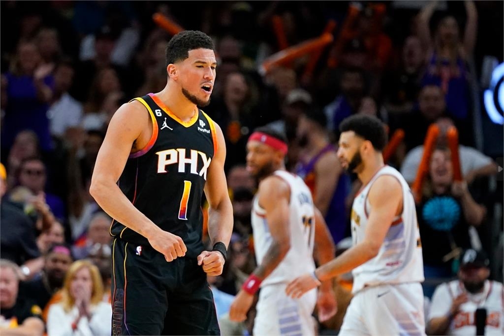 NBA／約基奇「超級大三元」做白工！布克、杜蘭特猛灌86分氣走金塊｜四季線上4gTV