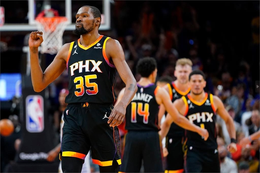 NBA／約基奇「超級大三元」做白工！布克、杜蘭特猛灌86分氣走金塊｜四季線上4gTV