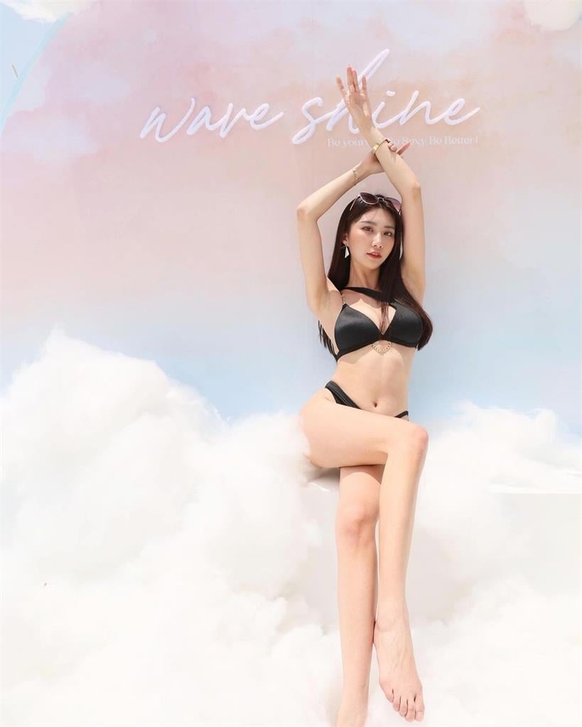 Wendy薄紗罩衫脫一半！回眸一笑洩「側身S曲線」放送撩人姿態｜四季線上4gTV