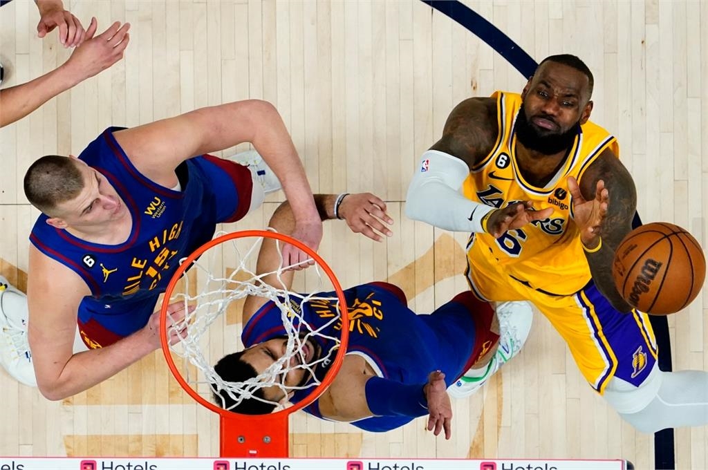 NBA／戴維斯40分做白工！約基奇「超級大三元」助金塊退湖人｜四季線上4gTV