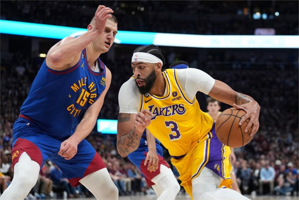 NBA／戴維斯40分做白工！約基奇「超級大三元」助金塊退湖人｜四季線上4gTV