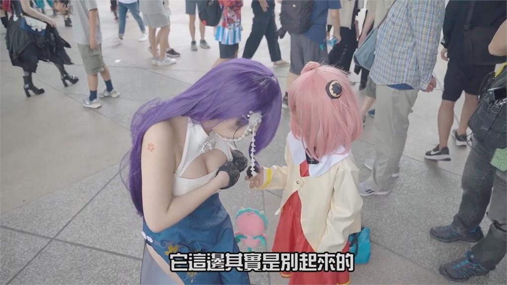 尋找大尺度Coser！「超萌身高差」秀邪惡視角 網暴動：最完美訪問｜四季線上4gTV