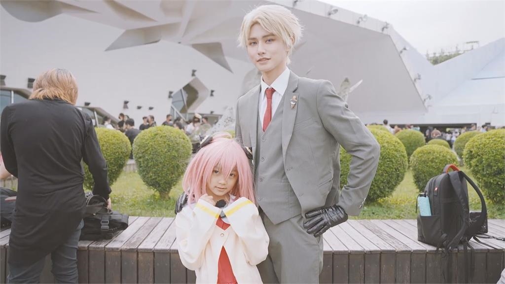 尋找大尺度Coser！「超萌身高差」秀邪惡視角 網暴動：最完美訪問｜四季線上4gTV