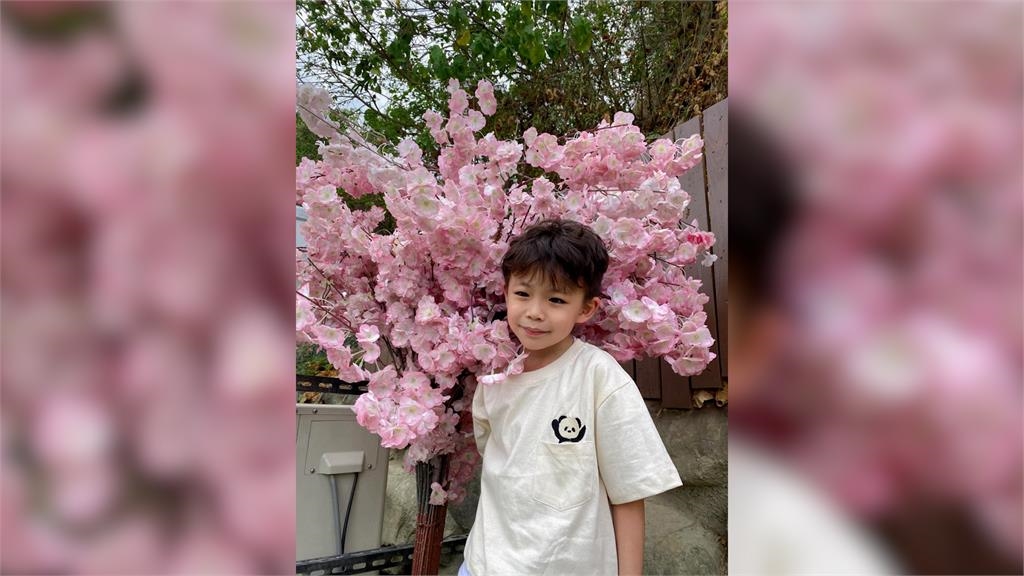 長大不得了！搭車目睹6歲兒跟正妹要LINE 媽笑：難怪手機一堆美女好友｜四季線上4gTV