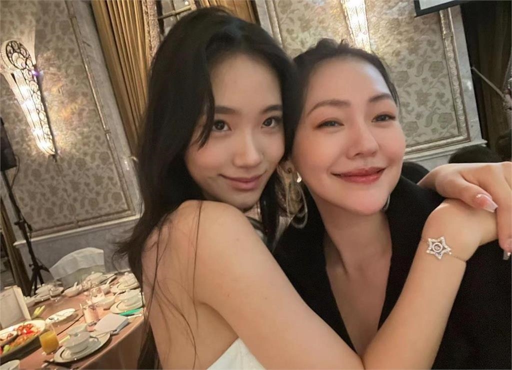 Lily畢業餐會「絕美禮服曝光」！曬小S「姐妹合照」讓她喊這1句｜四季線上4gTV
