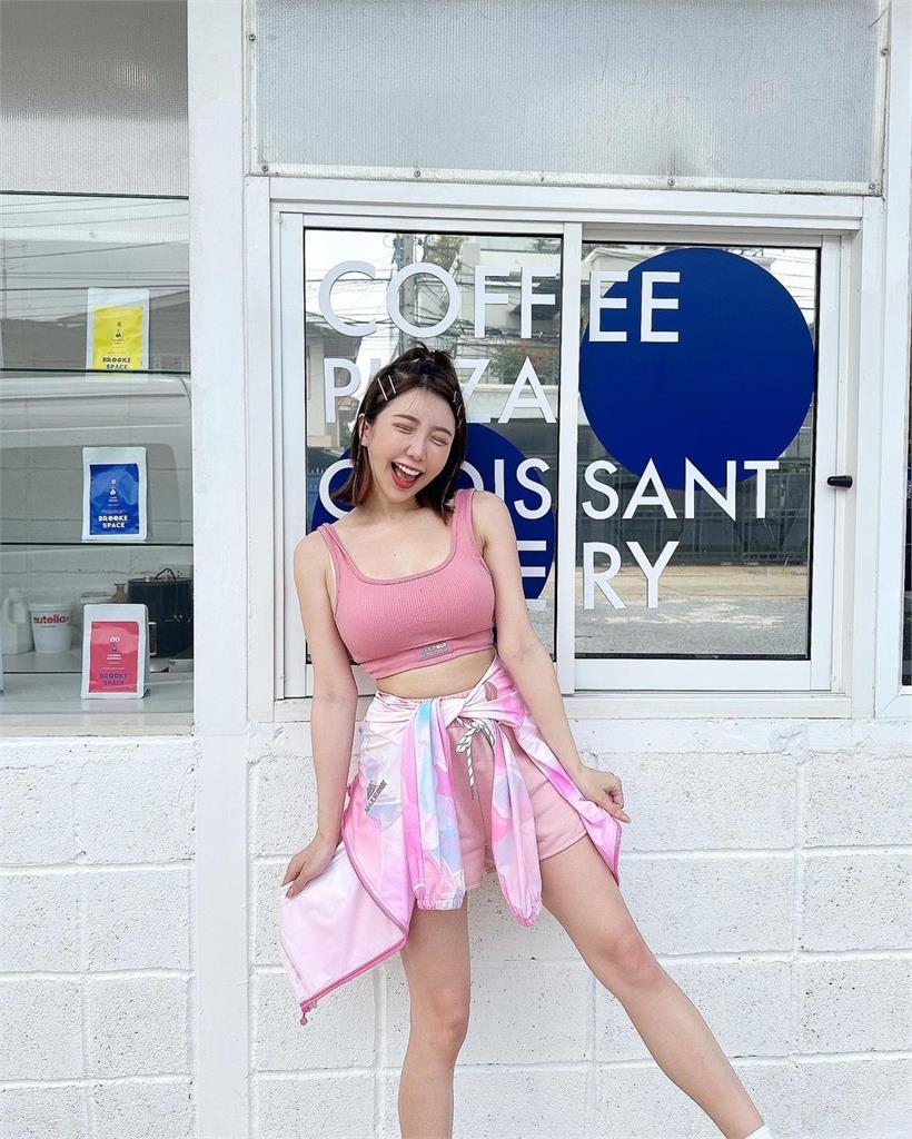 啦啦隊女神曬粉BRA「傾倒視角曝」 1句喊：會想要嗎？真相掀暴動｜四季線上4gTV