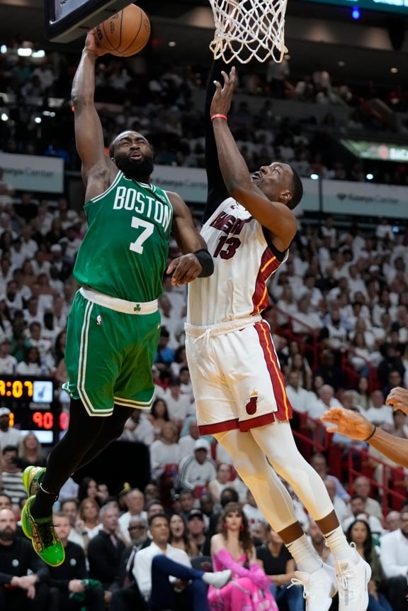 NBA／比約基奇還多！傳綠衫軍開「史上最大合約」留下布朗｜四季線上4gTV