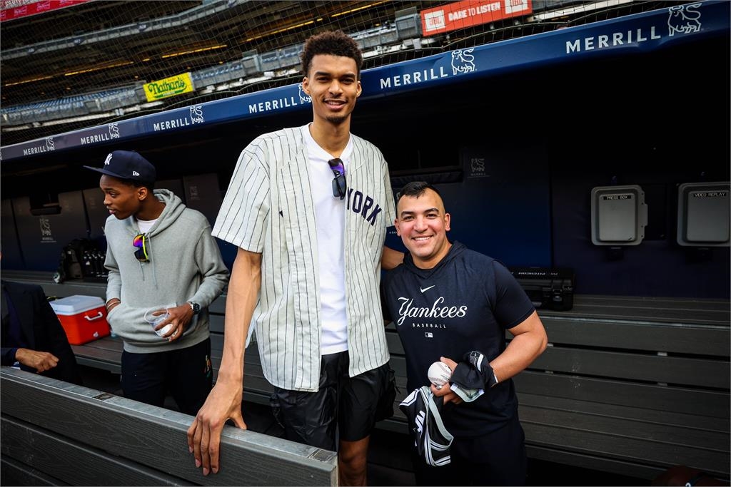 NBA準狀元現身洋基球場！226cm身高合影崔維諾「鴻溝差距」震撼網｜四季線上4gTV