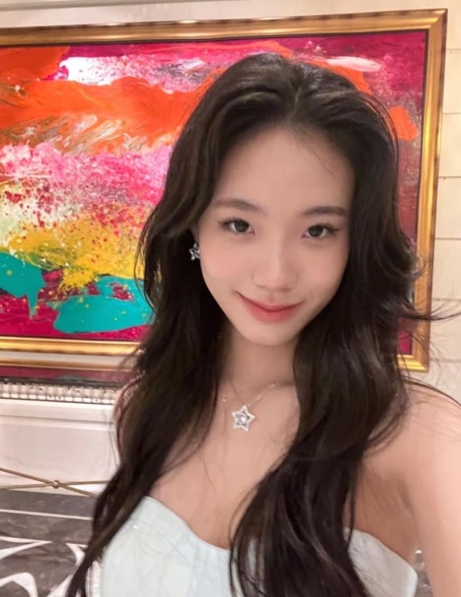 比媽媽還美！小S二女兒朝聖IVE「粉紅中空裝」炸出水蛇腰｜四季線上4gTV