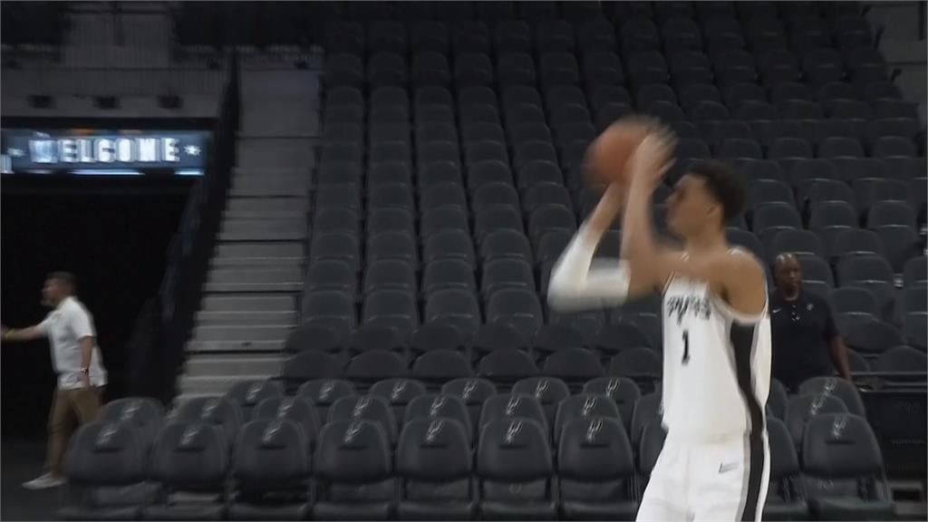 NBA狀元Wembanyama人紅是非多 小甜甜控保鑣打飛墨鏡｜四季線上4gTV