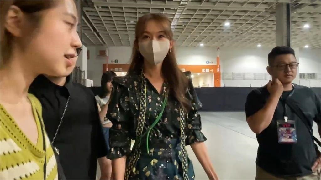 現身AKIRA演出隔空放閃 林志玲證實引退消息｜四季線上4gTV