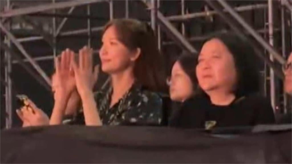 現身AKIRA演出隔空放閃 林志玲證實引退消息｜四季線上4gTV