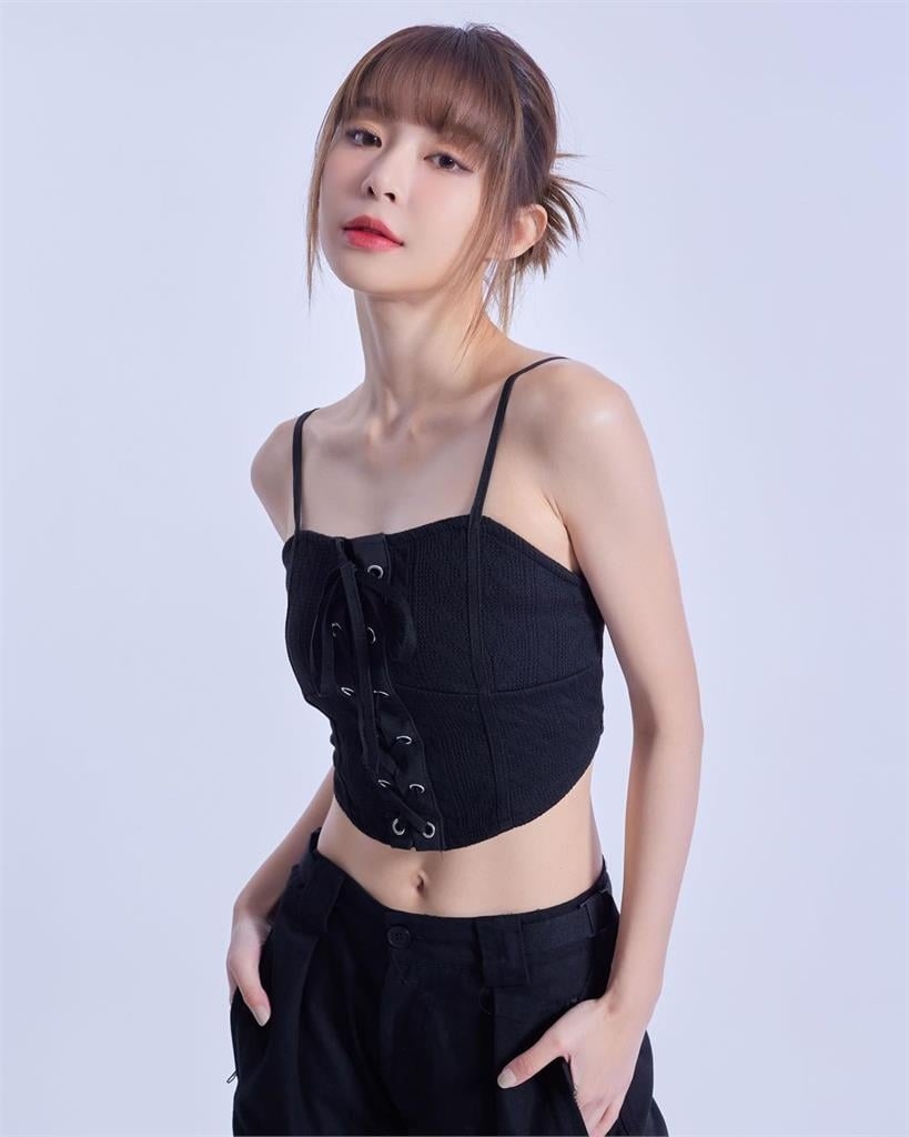 Yuri穿「激辣小馬甲」超清涼！跪地前傾「Q彈好料」險掉出｜四季線上4gTV