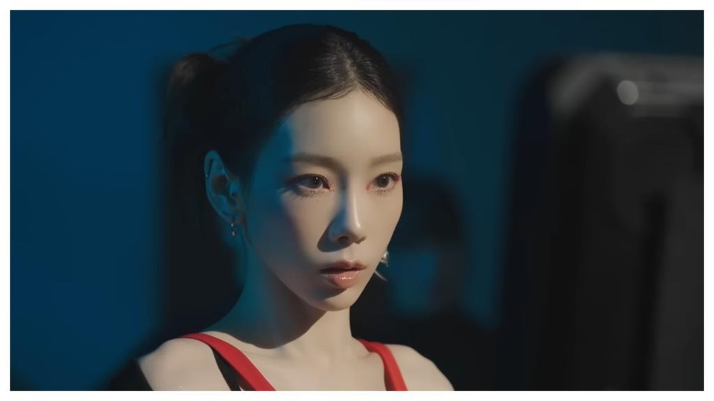 15分鐘MV花絮公開！太妍紅色洞洞裝「超狂挖空」美背蠻腰全放送｜四季線上4gTV