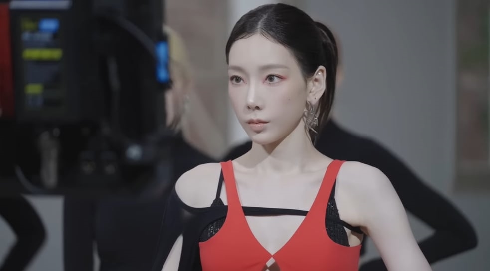 15分鐘MV花絮公開！太妍紅色洞洞裝「超狂挖空」美背蠻腰全放送｜四季線上4gTV