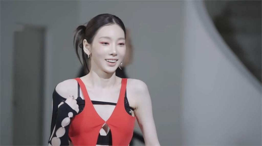 15分鐘MV花絮公開！太妍紅色洞洞裝「超狂挖空」美背蠻腰全放送｜四季線上4gTV