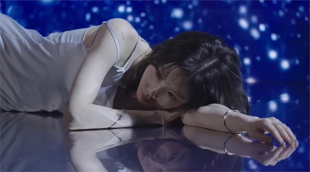 15分鐘MV花絮公開！太妍紅色洞洞裝「超狂挖空」美背蠻腰全放送｜四季線上4gTV