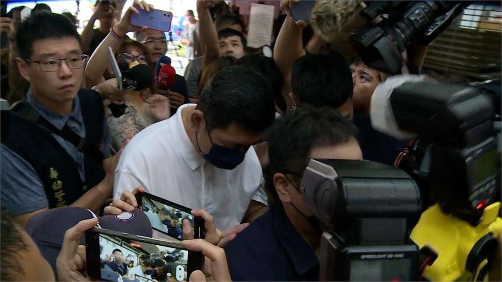 NONO涉猥褻性侵30女首現身 遭押入北檢「挨轟人渣」 火爆場面曝｜四季線上4gTV