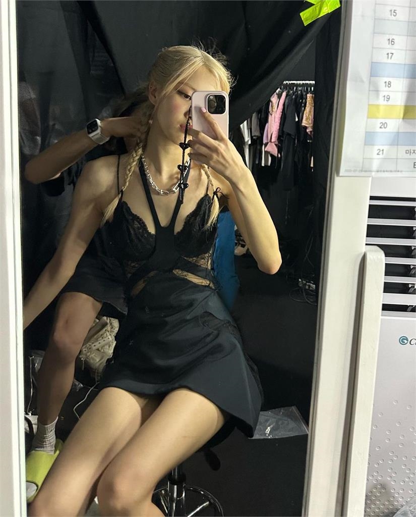 Rosé深V洋裝有玄機！腰間藏「透視薄紗」轉身自拍猛洩激辣身材｜四季線上4gTV