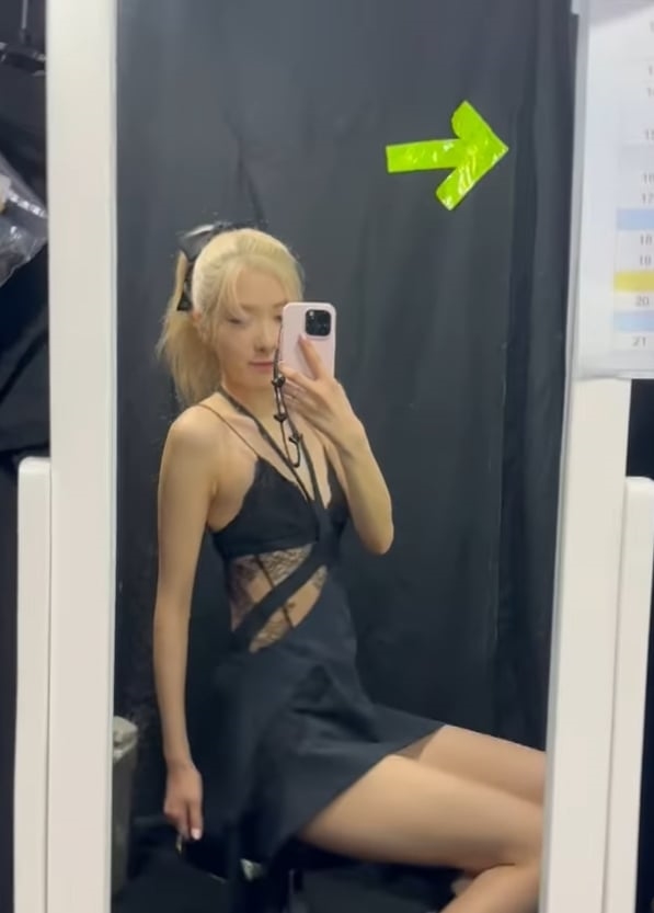 Rosé深V洋裝有玄機！腰間藏「透視薄紗」轉身自拍猛洩激辣身材｜四季線上4gTV