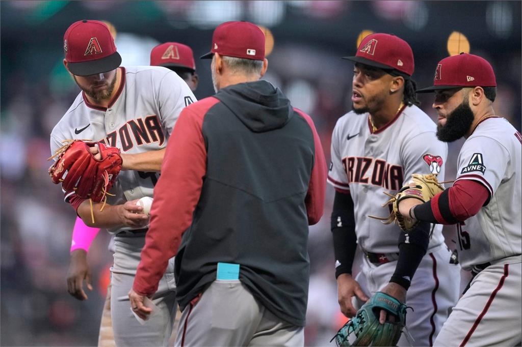 MLB／捕手捨命「胯下接球」！響尾蛇菜鳥奪生涯首三振 竟是史上第一人｜四季線上4gTV