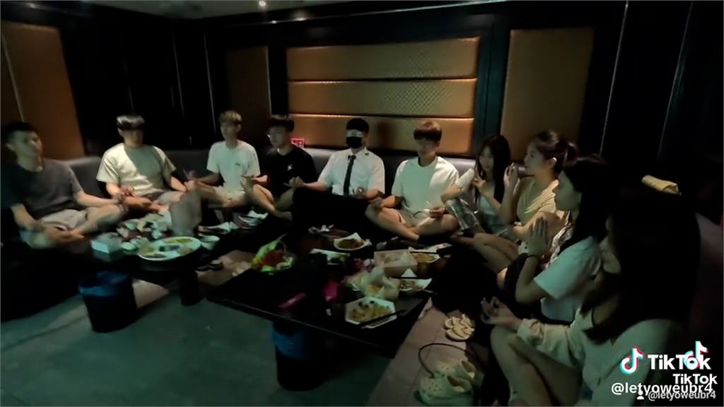 去KTV點佛經打坐 服務生「進門傻眼」結局驚喜笑翻網｜四季線上4gTV