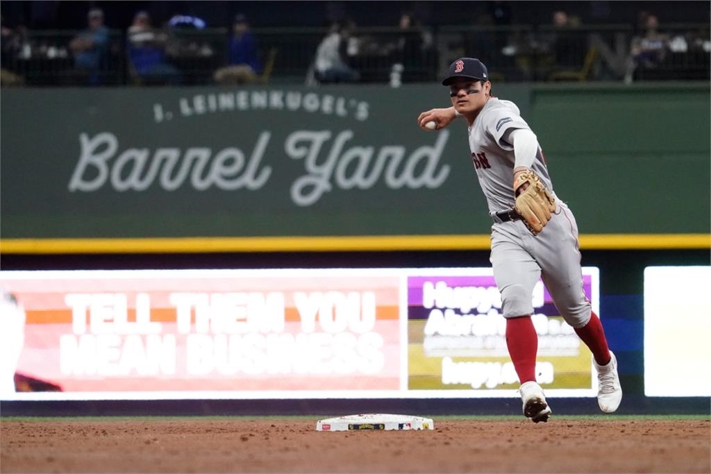MLB／接球轉身一氣呵成！張育成守備美技登大聯盟官網：最精彩Play｜四季線上4gTV