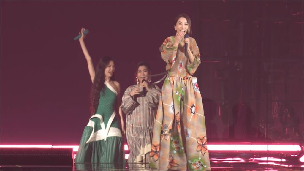 睽違4年S.H.E合體！ Selina「挺超大孕肚」現身逼哭粉絲｜四季線上4gTV