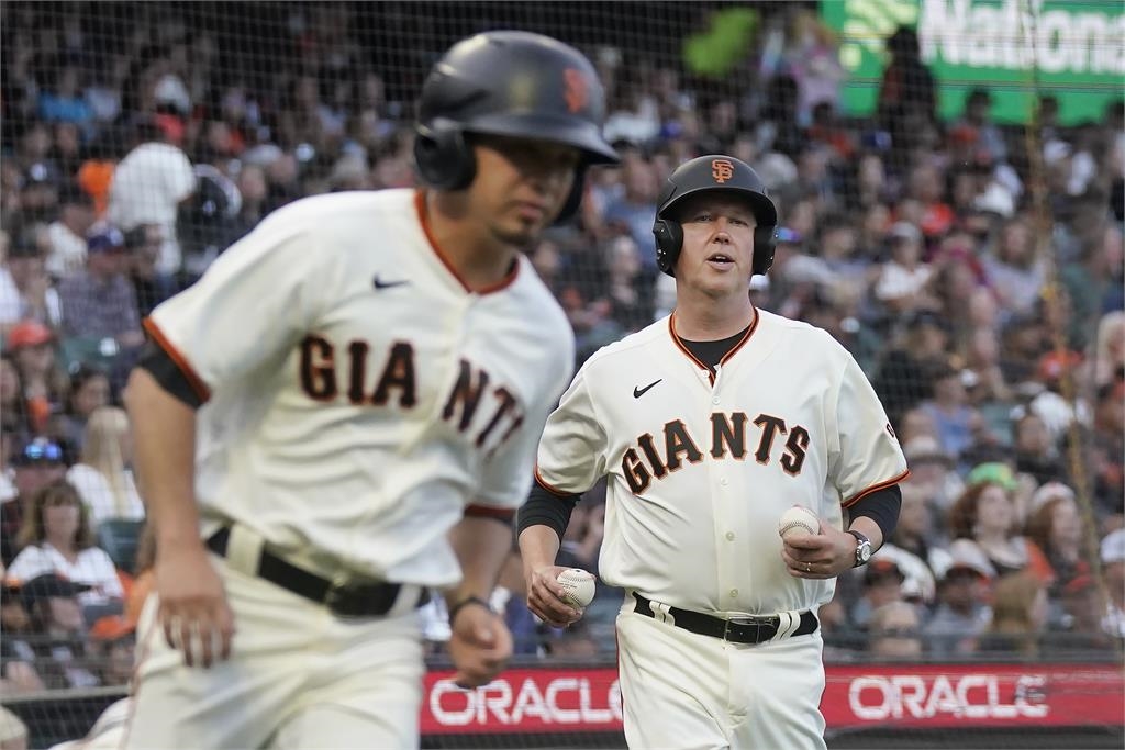 MLB／巨人播報員「范特西」遊戲墊底！懲罰當場邊「球僮」笑翻同仁｜四季線上4gTV